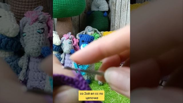 Видео с вязанием косынки для маленьких игрушек 🧶