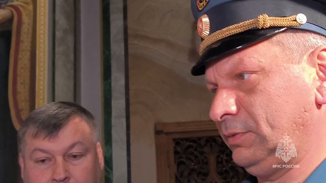 Сотрудники МЧС России проводят инструктаж в соборе Александра Невского