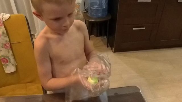 Пасха, красим яйца.