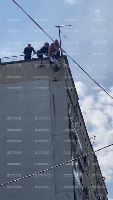 ⚡️ В Новой Майне мужчина грозился спрыгнуть с многоэтажки.   "Залез на крышу одного из домов, кричал