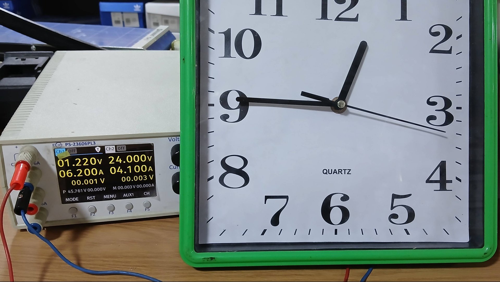 Эксперимент над электромеханическими часами.