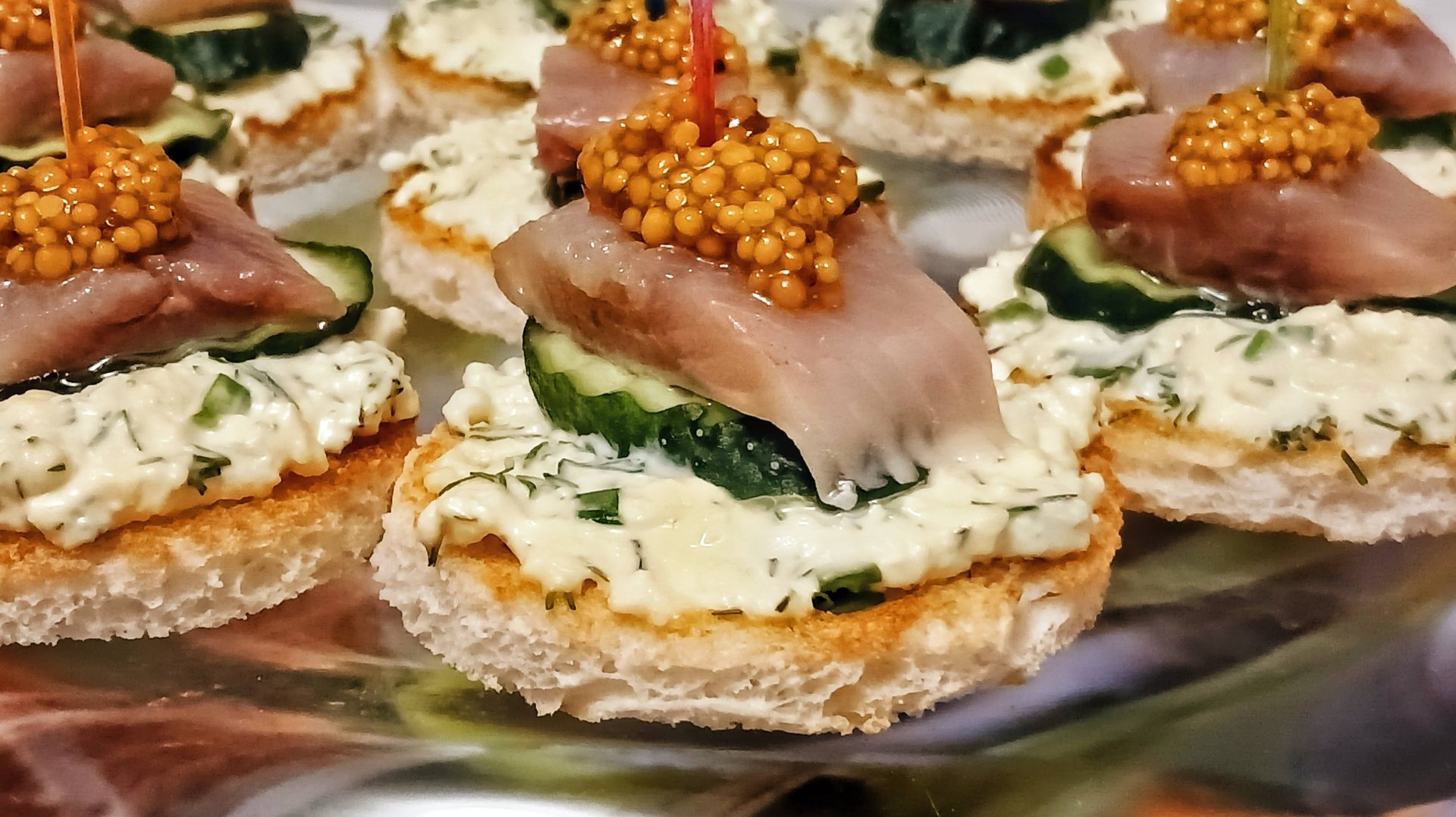 Сразу два варианта вкусных, недорогих бутетбродов. Закуски на весений стол.