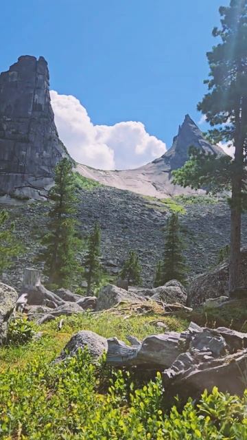 Скала фантастической формы. Парабола. Ергаки