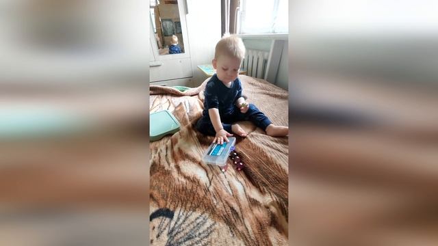 Мирончик играет с шариками из фикспрайс. Малышу 1,3 года.