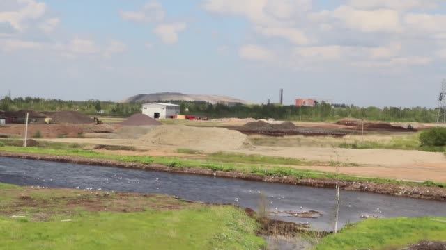 Вид на гору мусорного полигона в посёлке Новый Свет.