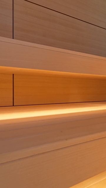 Навесные полки в сауне