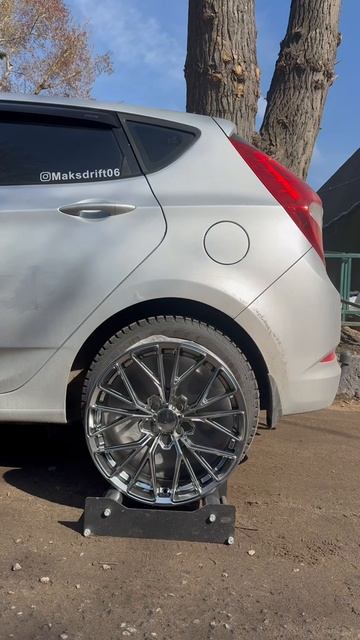 Hyundai Solaris на примерке дисков в 17-ом диаметре