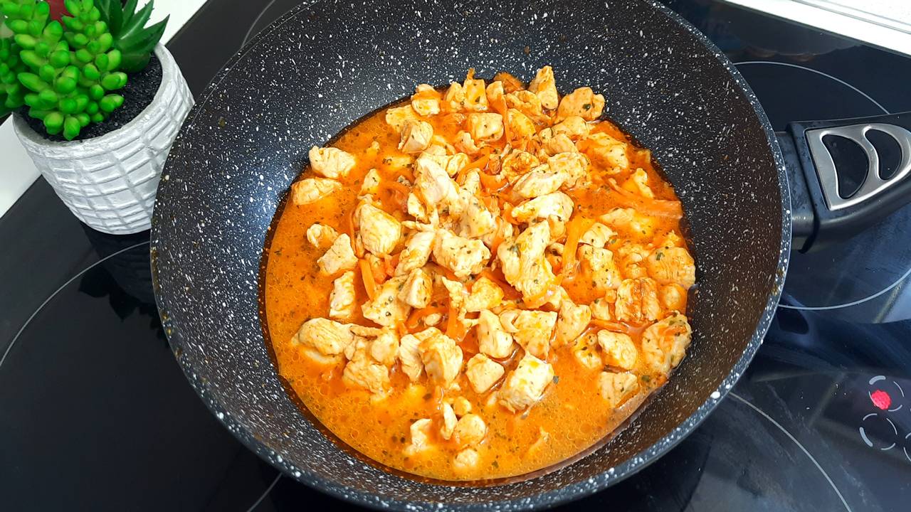 Нежная куриная грудка с расплавленным сыром приготовленная в сковороде