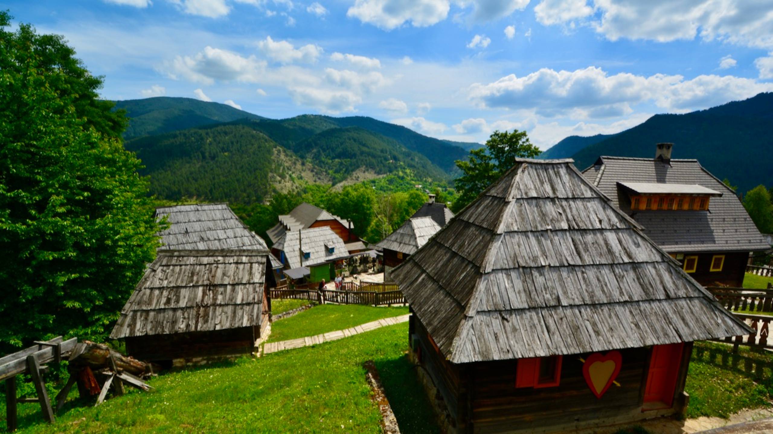 Прогулка по деревне Кустурицы