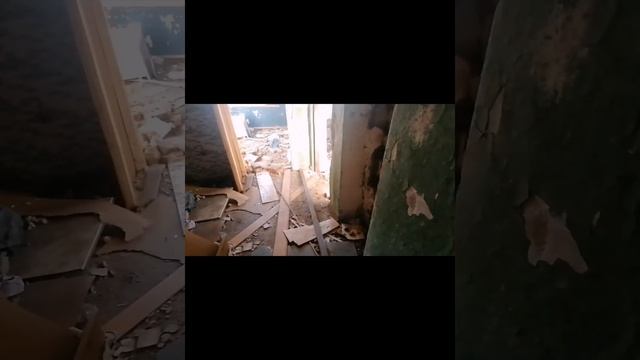 Исследую заброшенную двух этажку.