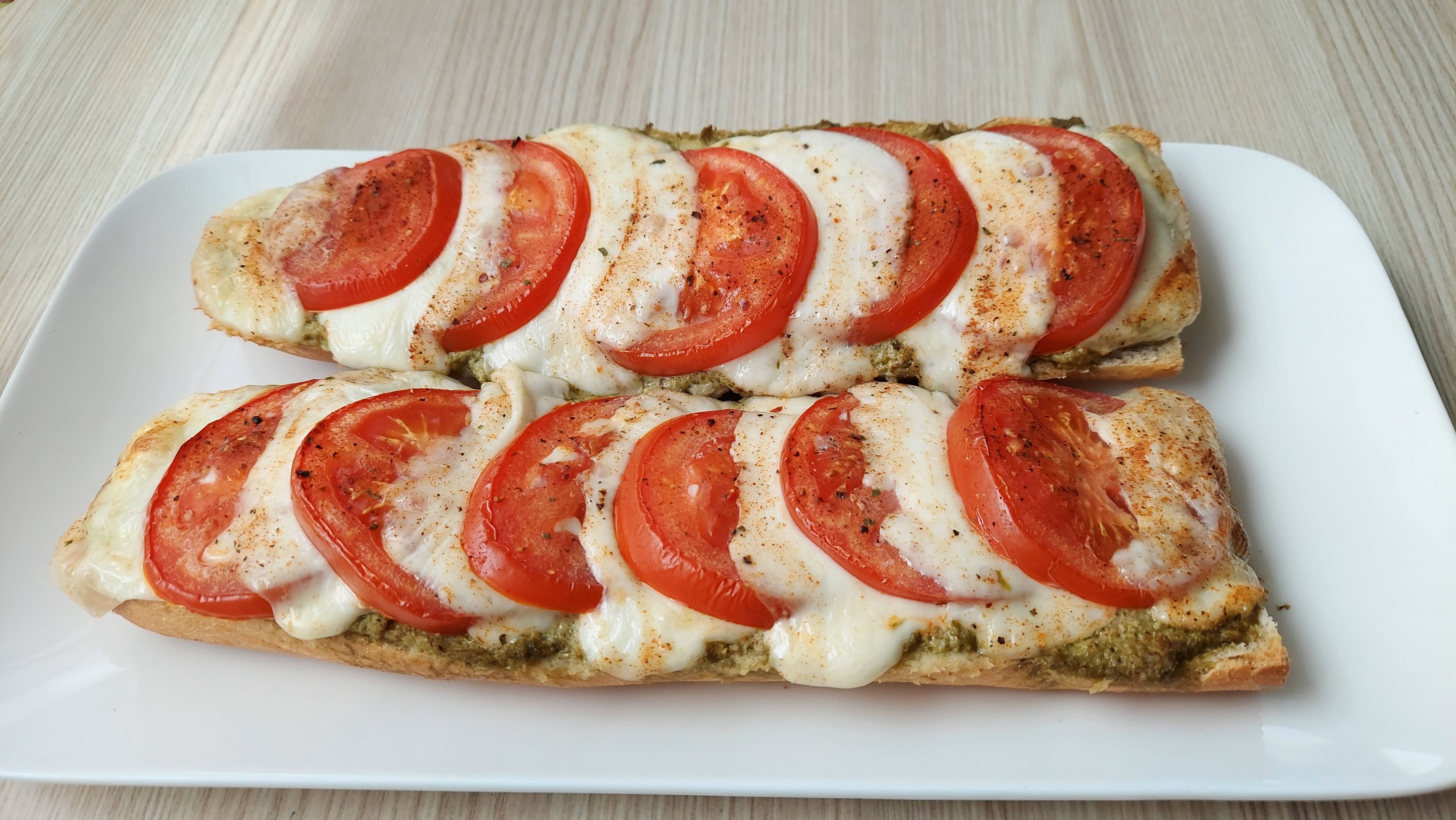 ЗАКУСКА НА СКОРУЮ РУКУ БЫСТРО И ВКУСНО! БРУСКЕТТА С МОЦАРЕЛЛОЙ И ПОМИДОРАМИ!