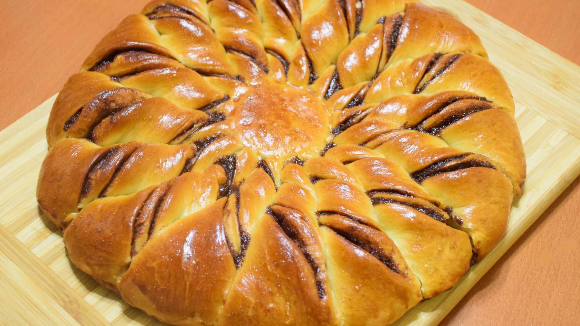 Дрожжевой пирог с шоколадно - ореховой пастой