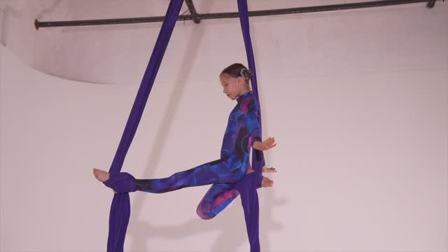 Номер на воздушных полотнах. Ученица студии Малина на отчетном концерте