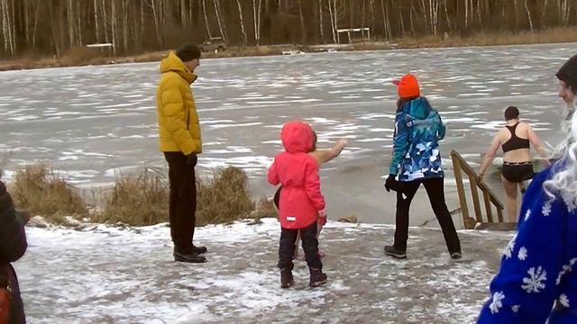 Новогодние купания в проруби или закаливание и моржевание