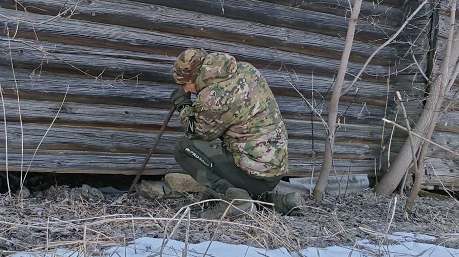 Очень удачно залез под заброшенный дом_ отличная находка.