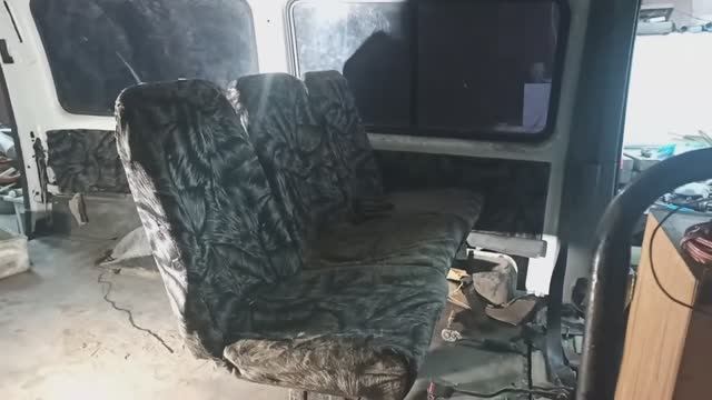 Как снимаются сиденья заднего салона на Соболе Газеле.  Разбор соболя.