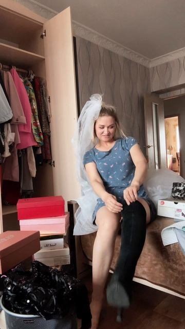 шел третий час уборки в шкафу