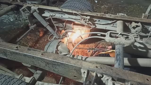 Как откручиваются стремянки рессор на галели. Как открутить стремянки рессор на газеле соболе.