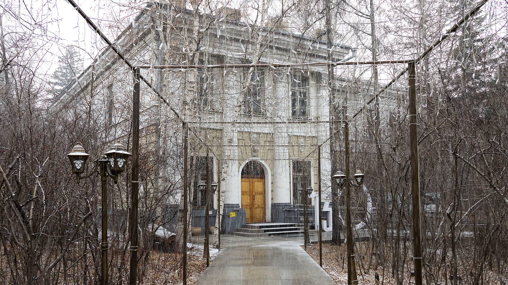 Апрельский снег в дендрарии музея