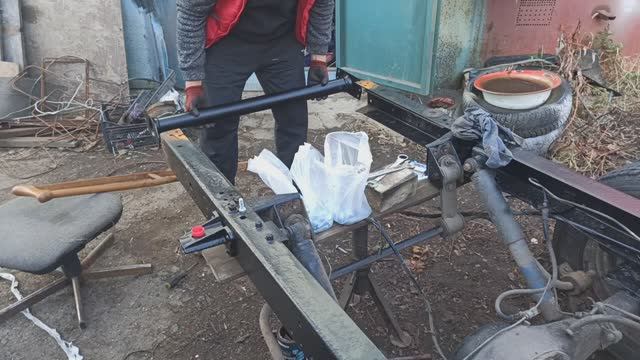 Как всунуть предпоследнюю поперечину рамы с усилителями на газель. Ремонт рамы на газели. Поперечина