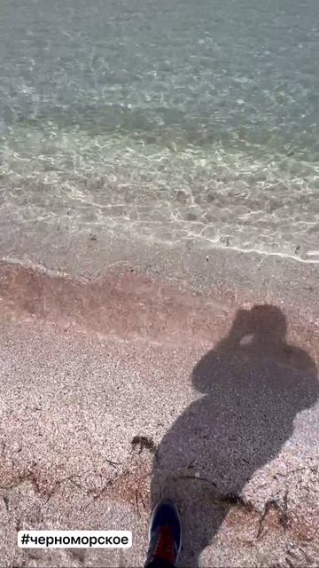 А вот и песочек на пляже в Черноморском, чистота, красота, мазут не обнаружен.