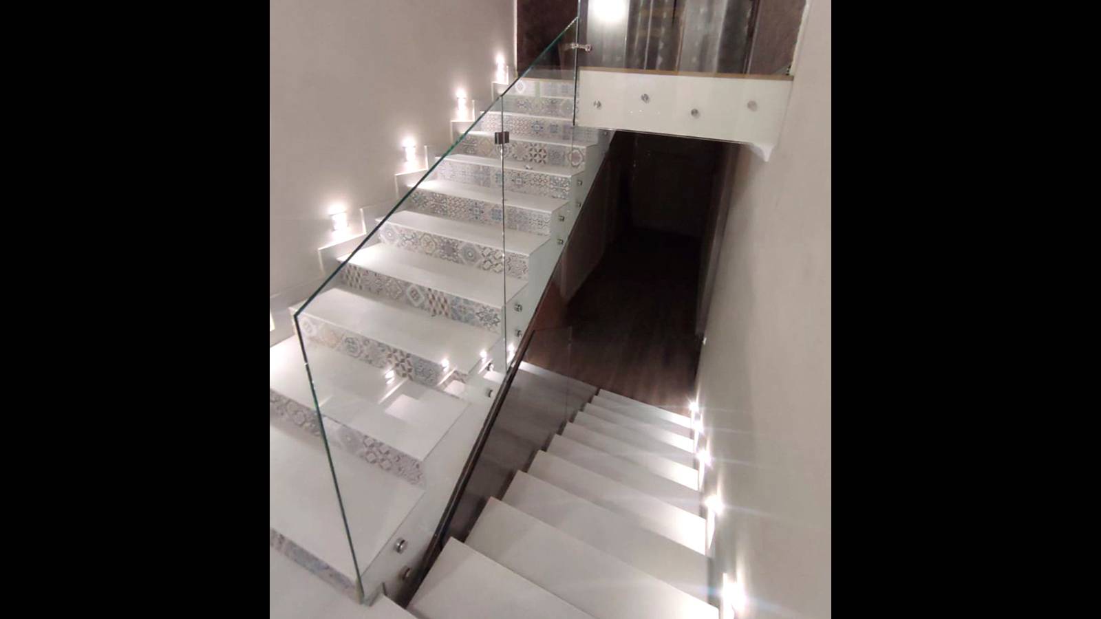 Стеклянное ограждение лестниц