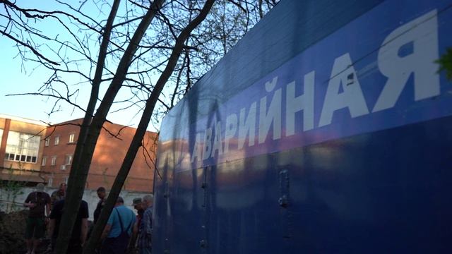 Водопроводная служба устраняет пробой в трубопроводе на Фабричной в Щёлково