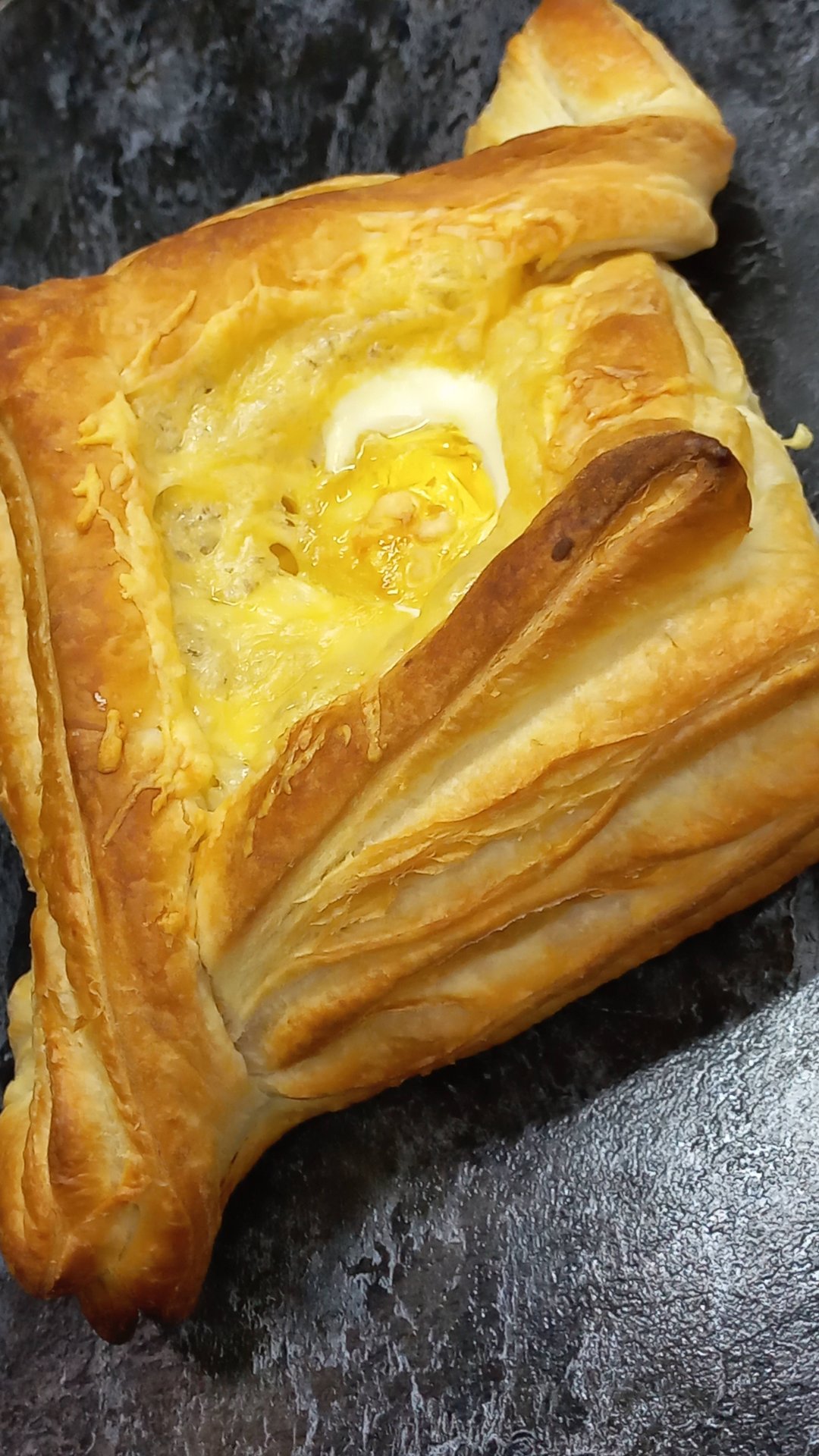 Ленивый хачапури из слоеного теста