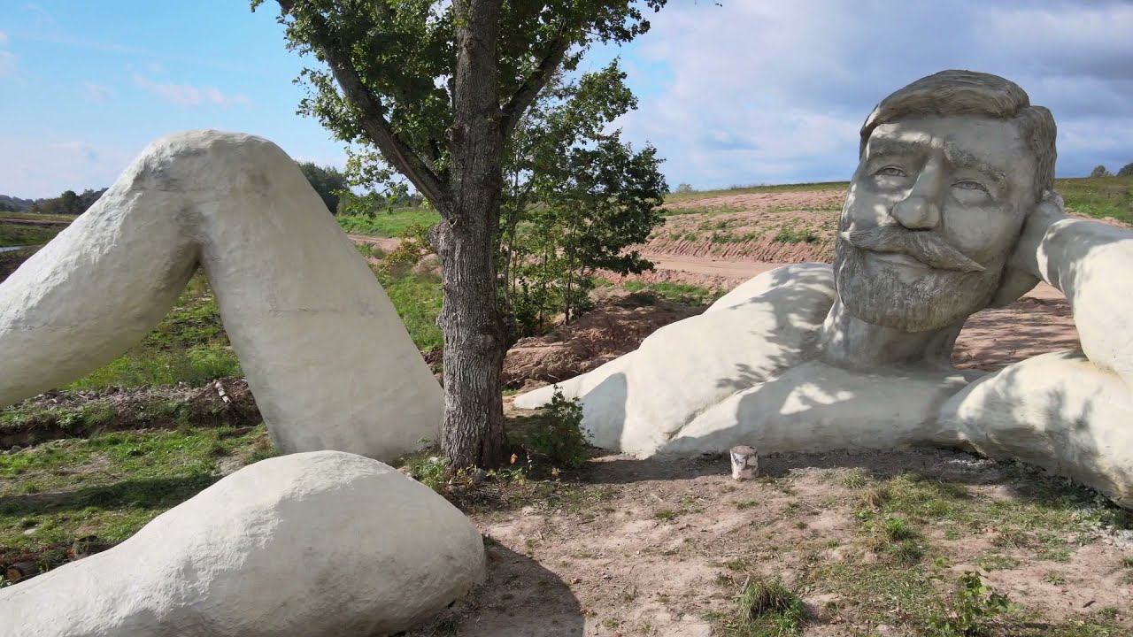 Арт объект "Мужик в поле"