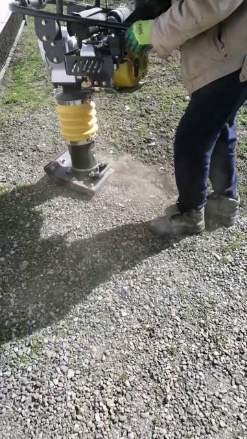 Работа со вибро трамбовками, шляп нога и вибро плита.