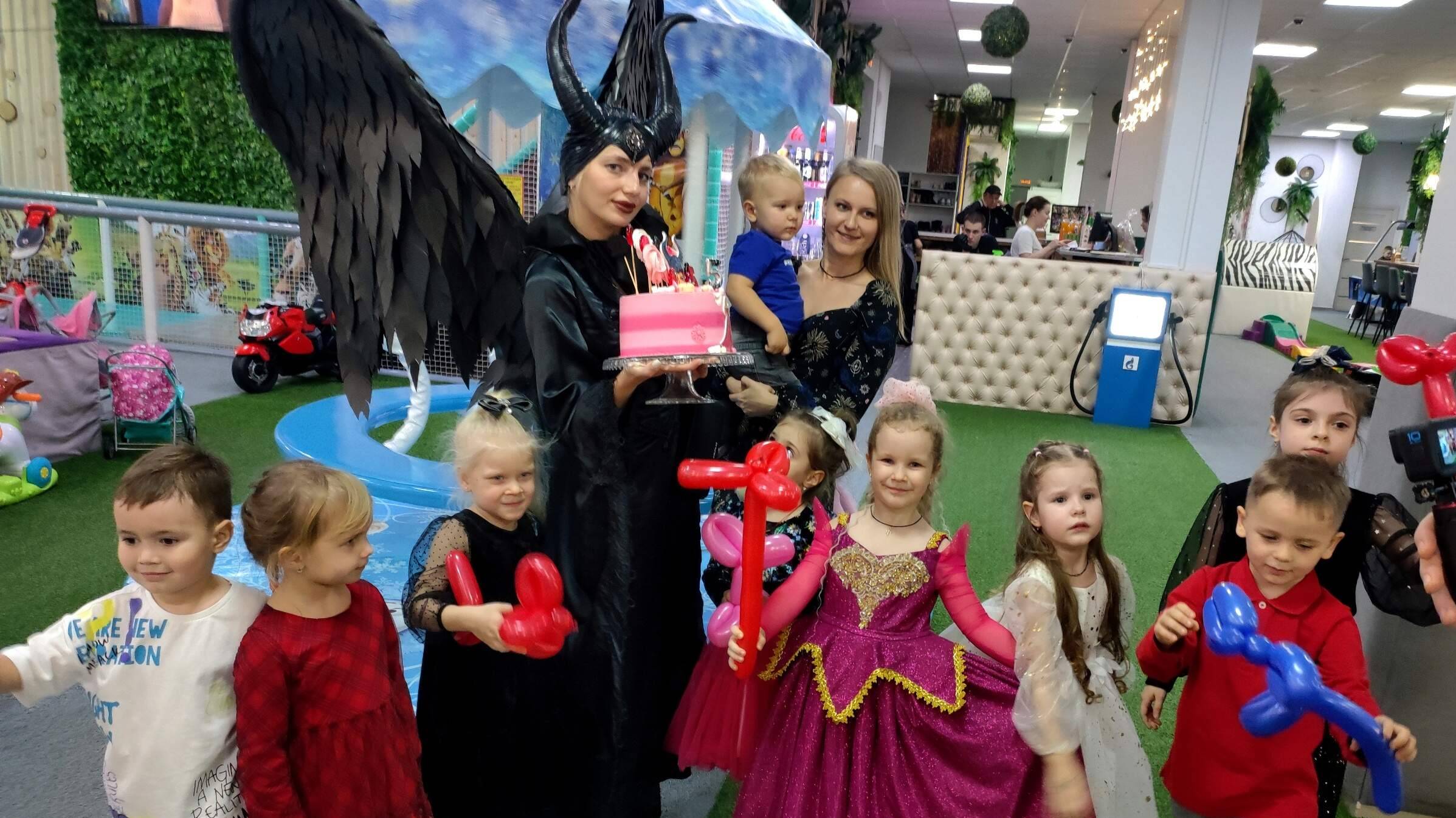 Малифисента на пятилетие Эвелины в образе Авроры