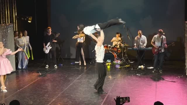 Ансамбль танца "Карнавал" и Анастасия BERLYA  - "Откроемся миру"