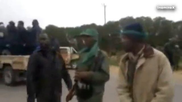 Огромное кол-во солдат и ополчения Каддафи на пути к линии фронта | Ливия 2011