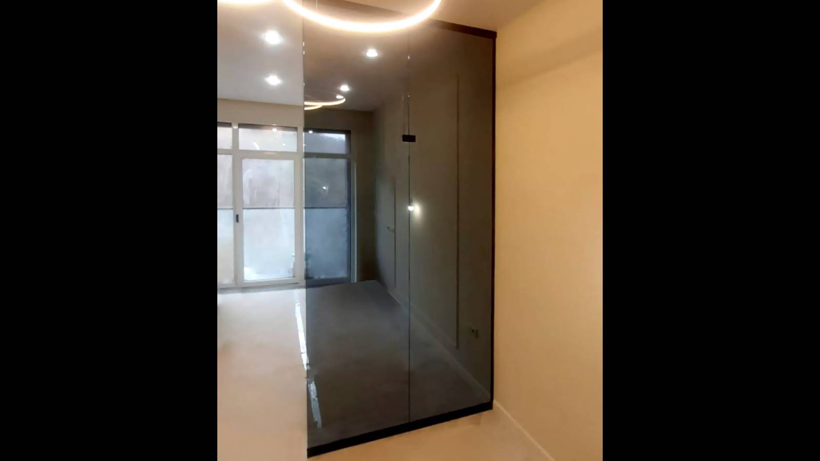 Стеклянная перегородка в комнату