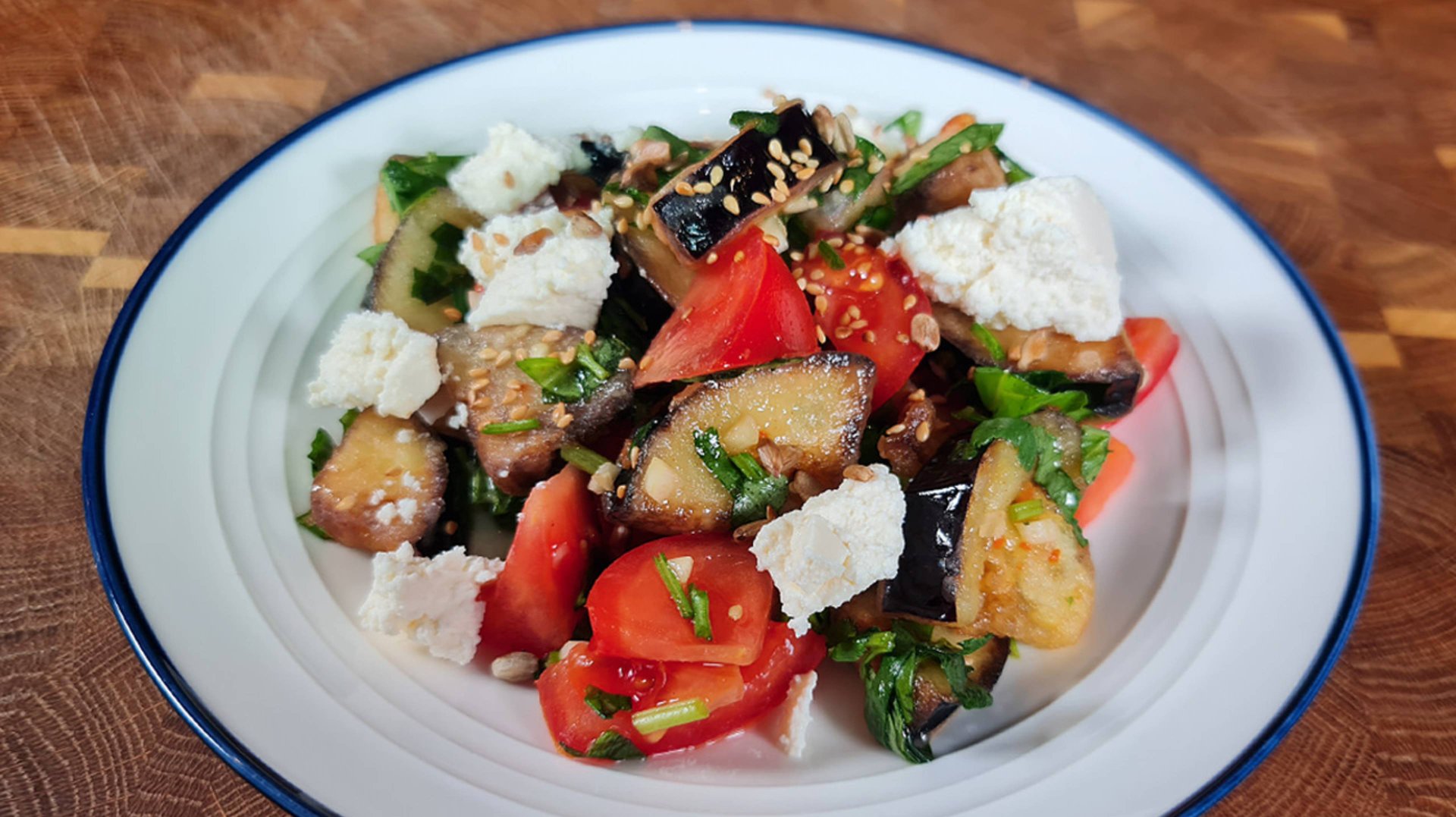 Салат из хрустящих баклажанов с сыром Фета и помидорами дома не хуже чем в ресторане 👍за полчаса