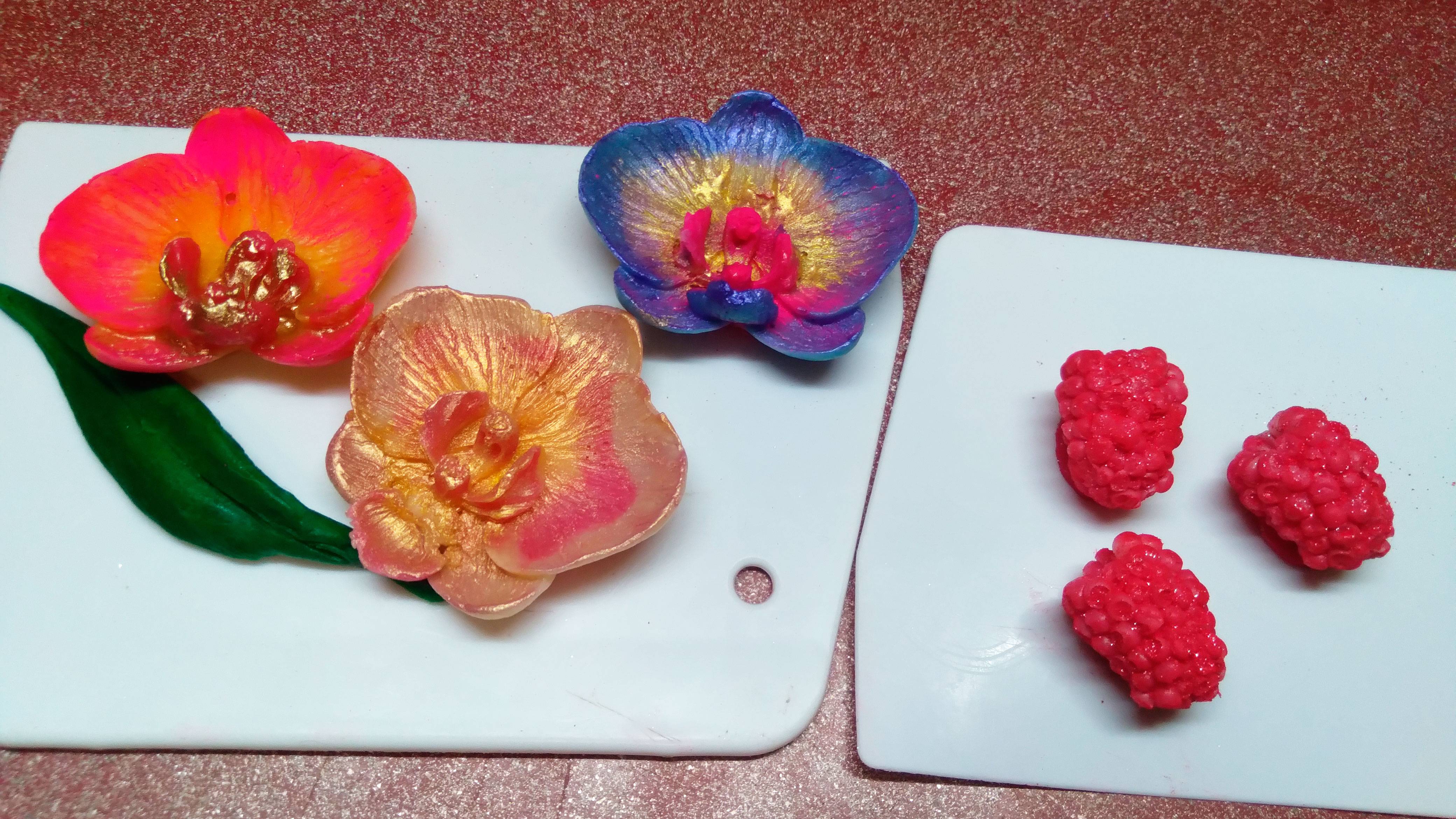 Орхидея из пластичного шоколада. Листья орхидеи, малина из пластичного шоколада