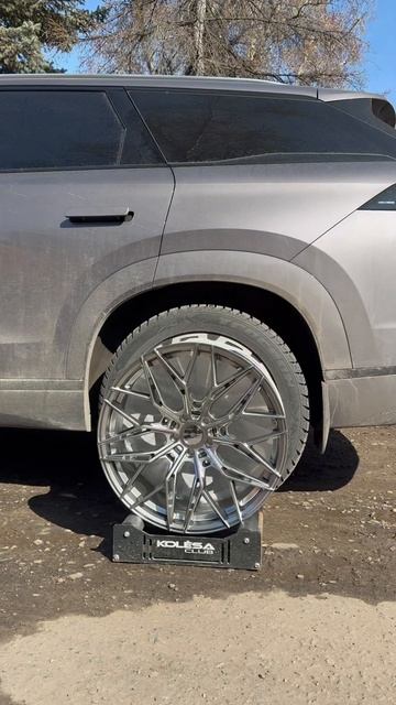 JAECOO J8 на примерке дисков в 20-ом диаметре