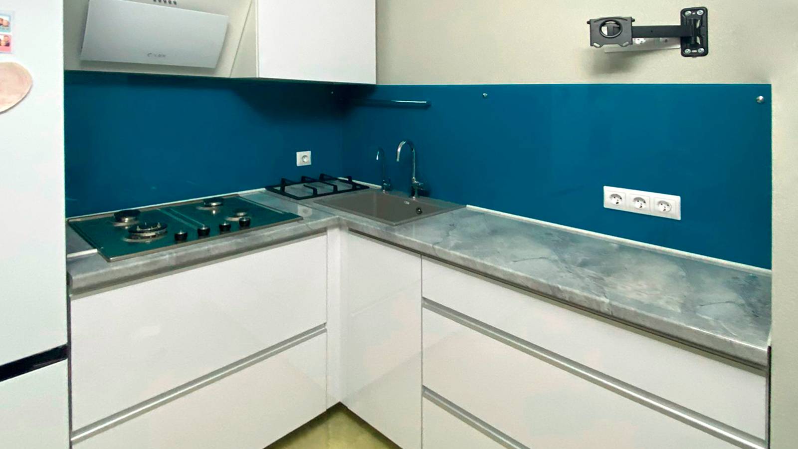 Стеклянный фартук на кухню с голубым оракалом