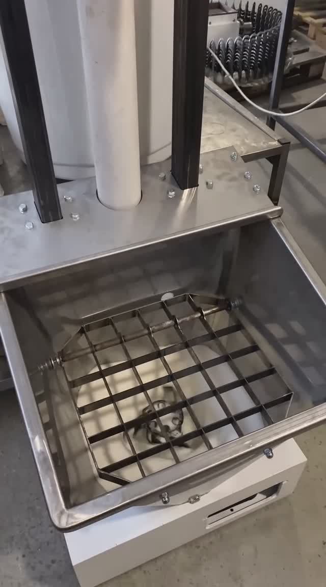 Просеиватель сахара в работе