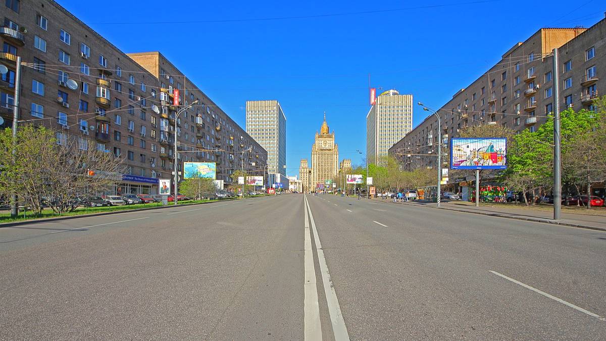 Веб  камера  с видом на  сквер перед  МИД России