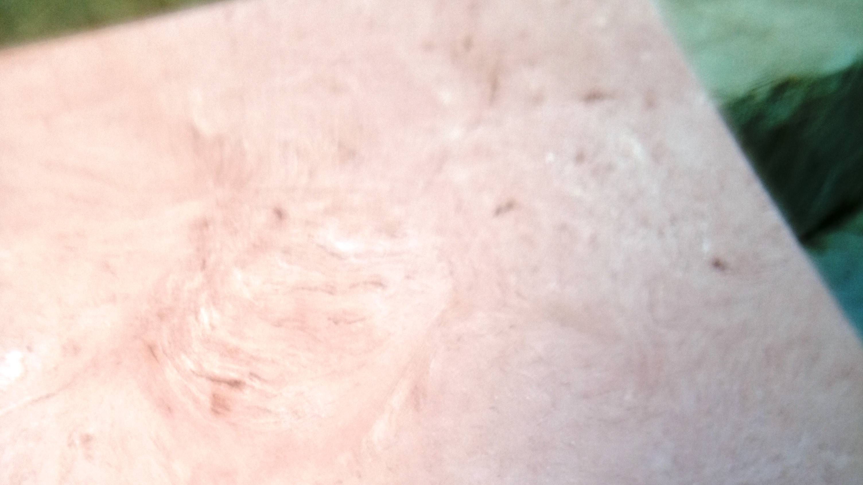 Искусственный камень из смеси гипса, обожженной глины и известняка