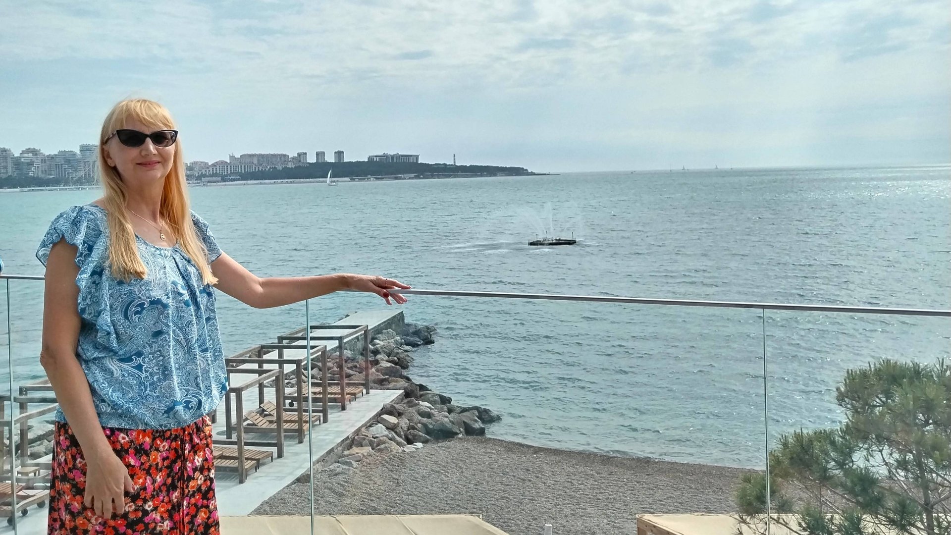 Набережная в Геленджике со стеклянными бордюрами. #море #геленджик