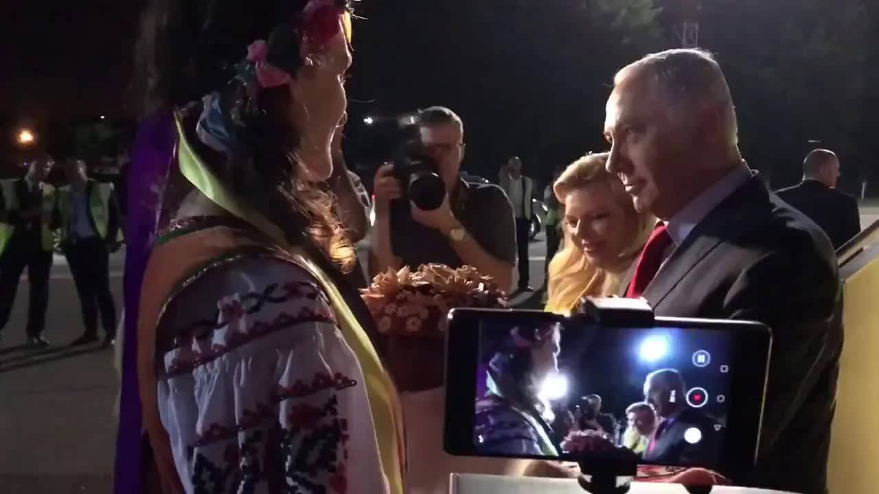 Жена Нетаньяху бросила украинский каравай на землю？