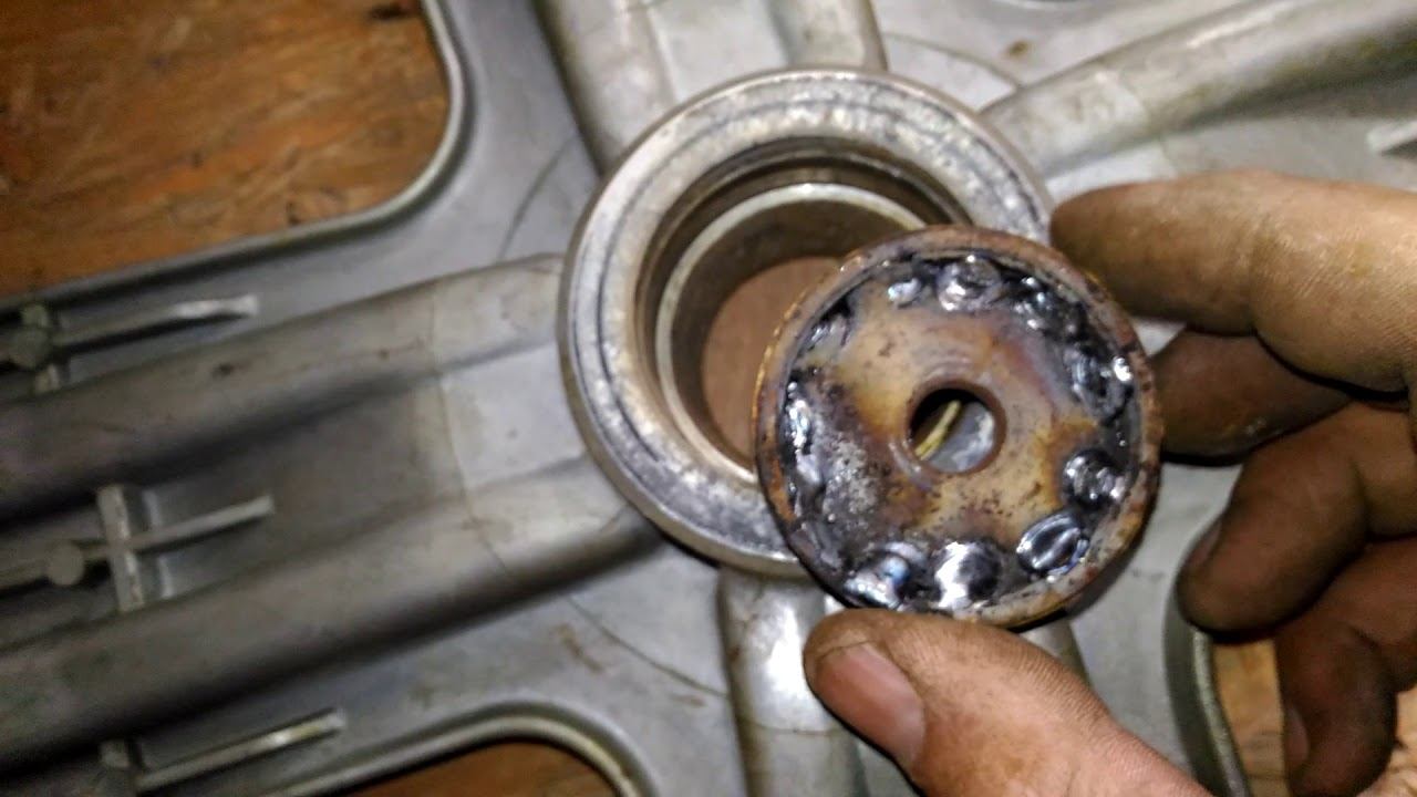 Как снять оставшуюся обойму подшипника из крестовины стиральной машины.