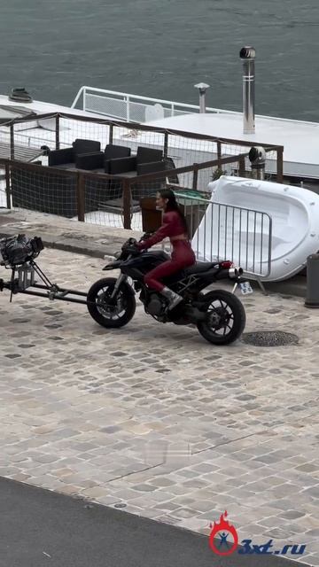 Дублер супермодели Беллы Хадид попала в мотоаварию на съемках в Париже!