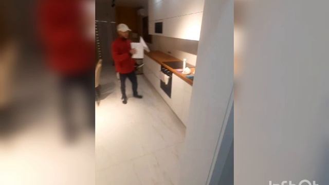 Зеркало с подсветкой в прихожую и прозрачное скинали на кухне