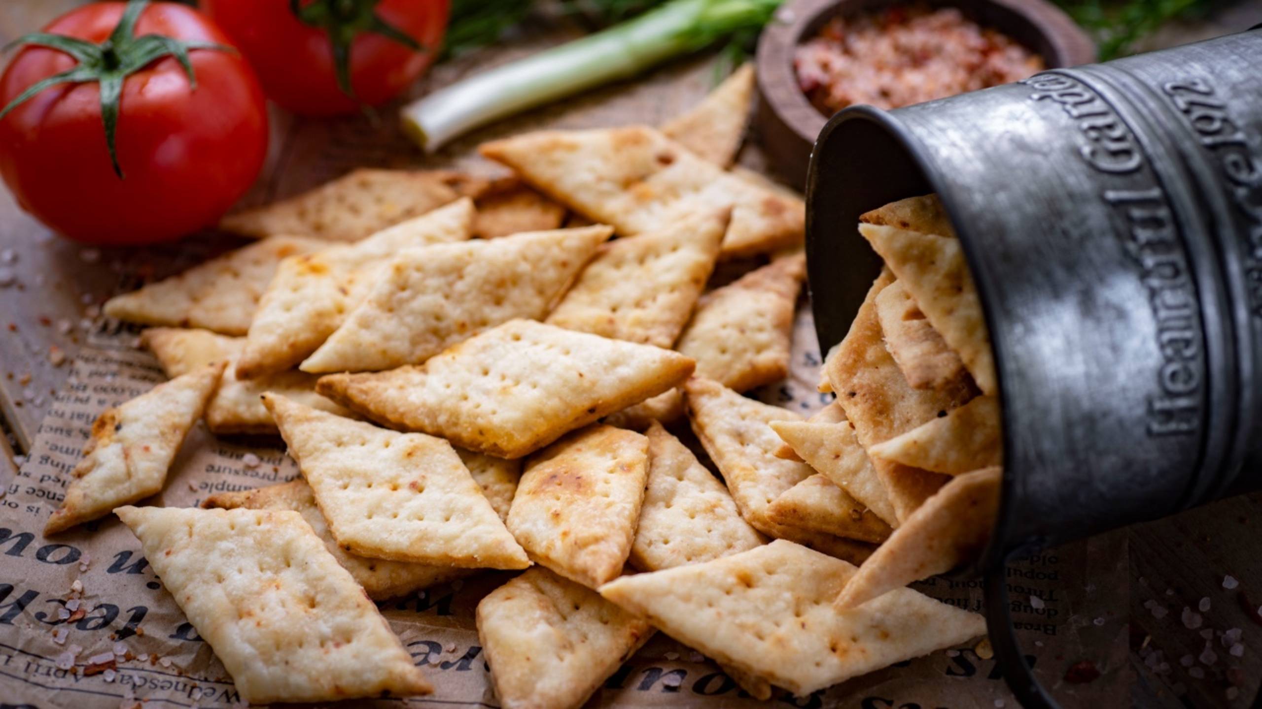 🍕 Не тормози, ПОХРУСТИ! 😋 Готовим солёный крекер с паприкой