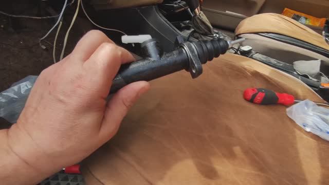 Прокачка сцепления. Как убрать воздух капельницей