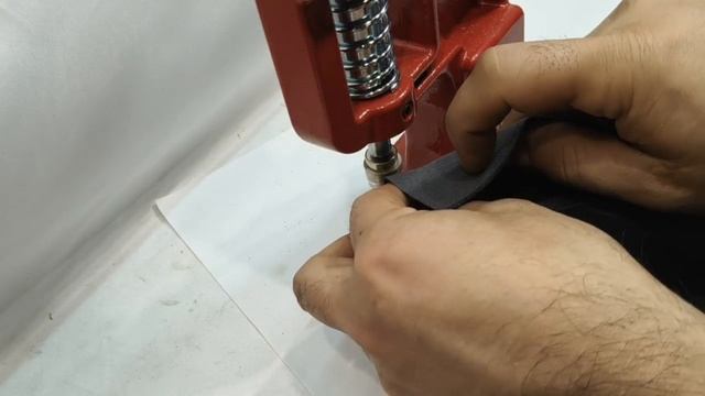 Установка  пластиковой кнопки  в виде  сердца прессом тер -2