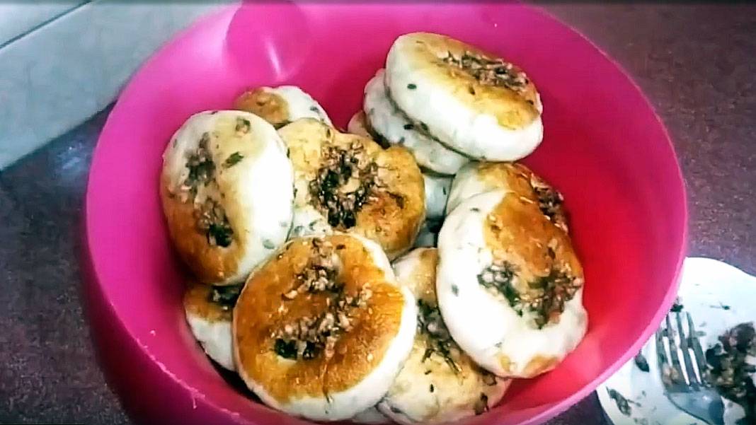 Пампушки с чесноком на сковороде